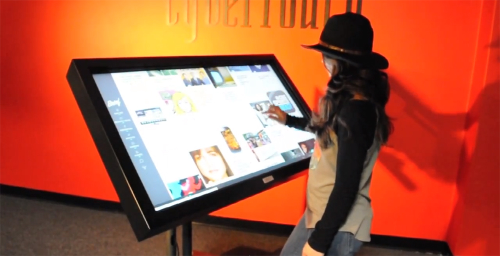 CyberTouch Mono Mobile, mesa multitouch de hasta 65” para aplicaciones indoor en grandes salas