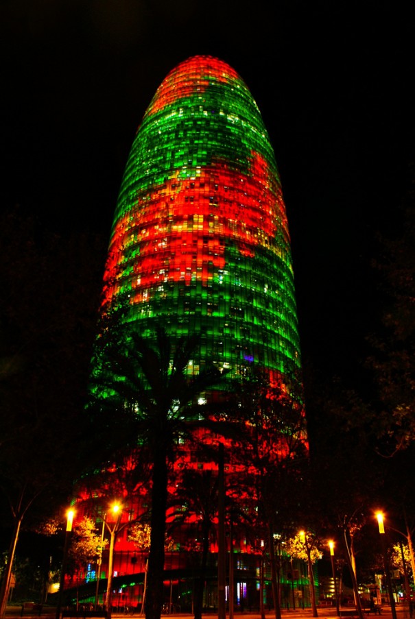 La Torre Agbar de Barcelona recibe al nuevo año con una iluminación ...