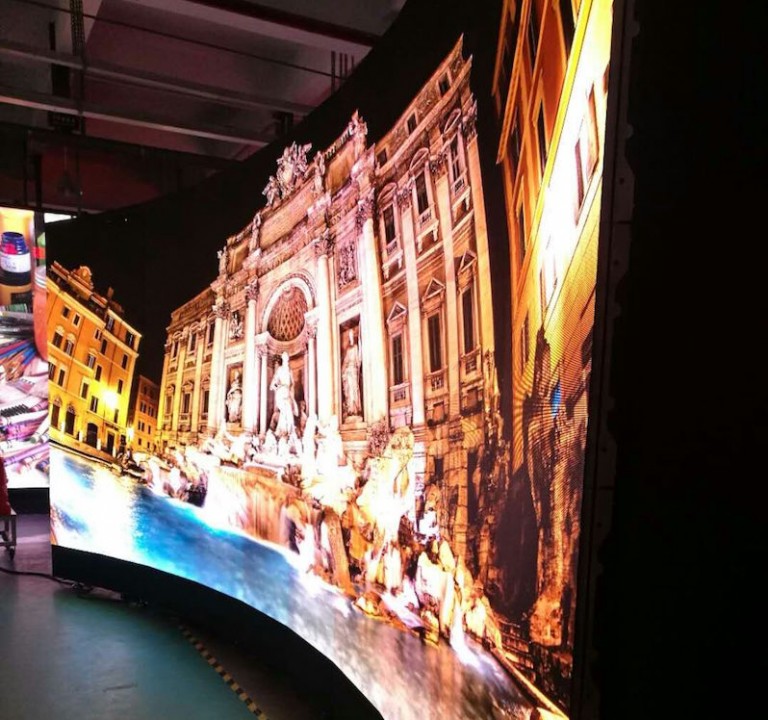 Visualización inmersiva con las nuevas y grandes pantallas Led curvas ...