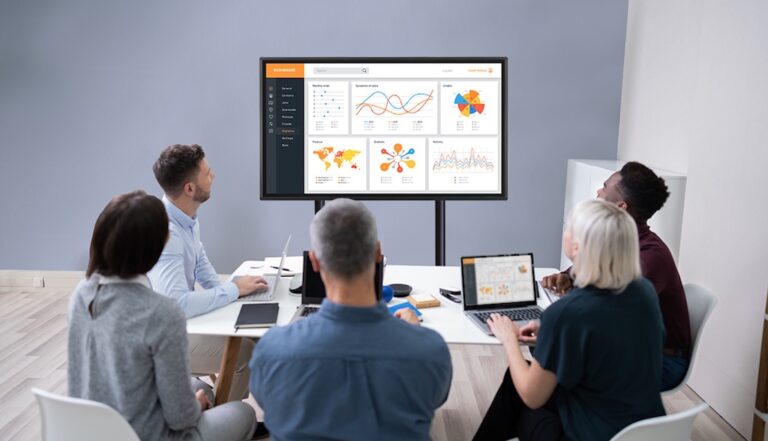 Sharp presenta dos pantallas interactivas 4K para pequeños espacios de ...